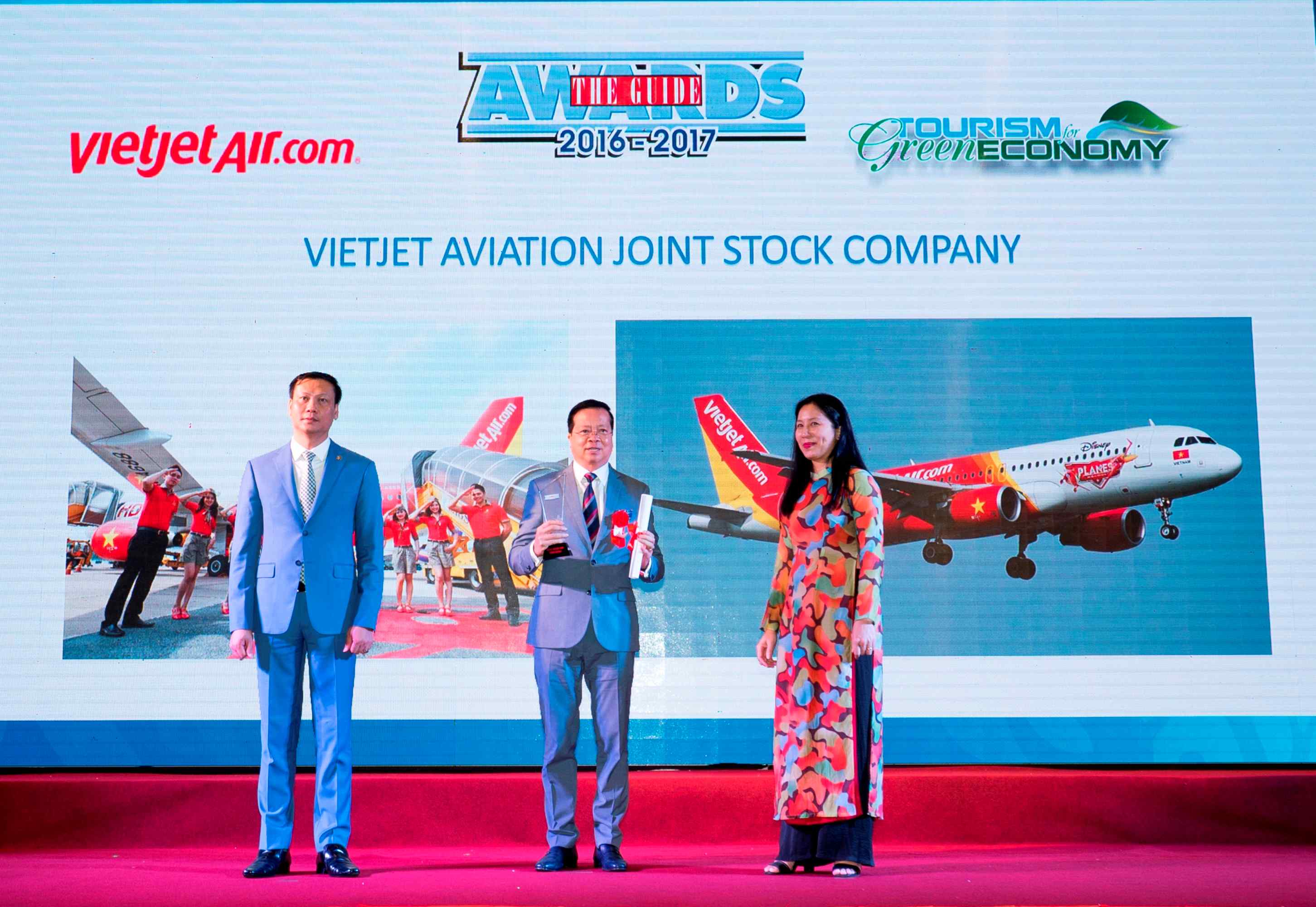 Vietjet receives “Pioneering Airline Award” at The Guide Awards 2017 ...