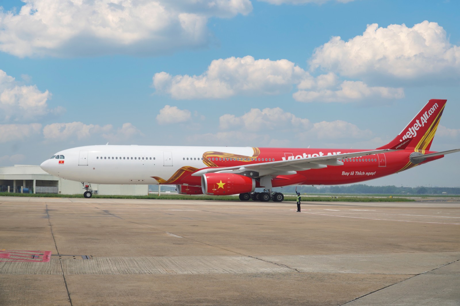 Welcoming the brilliant summer, Vietjet receives more wide-body A330 ...