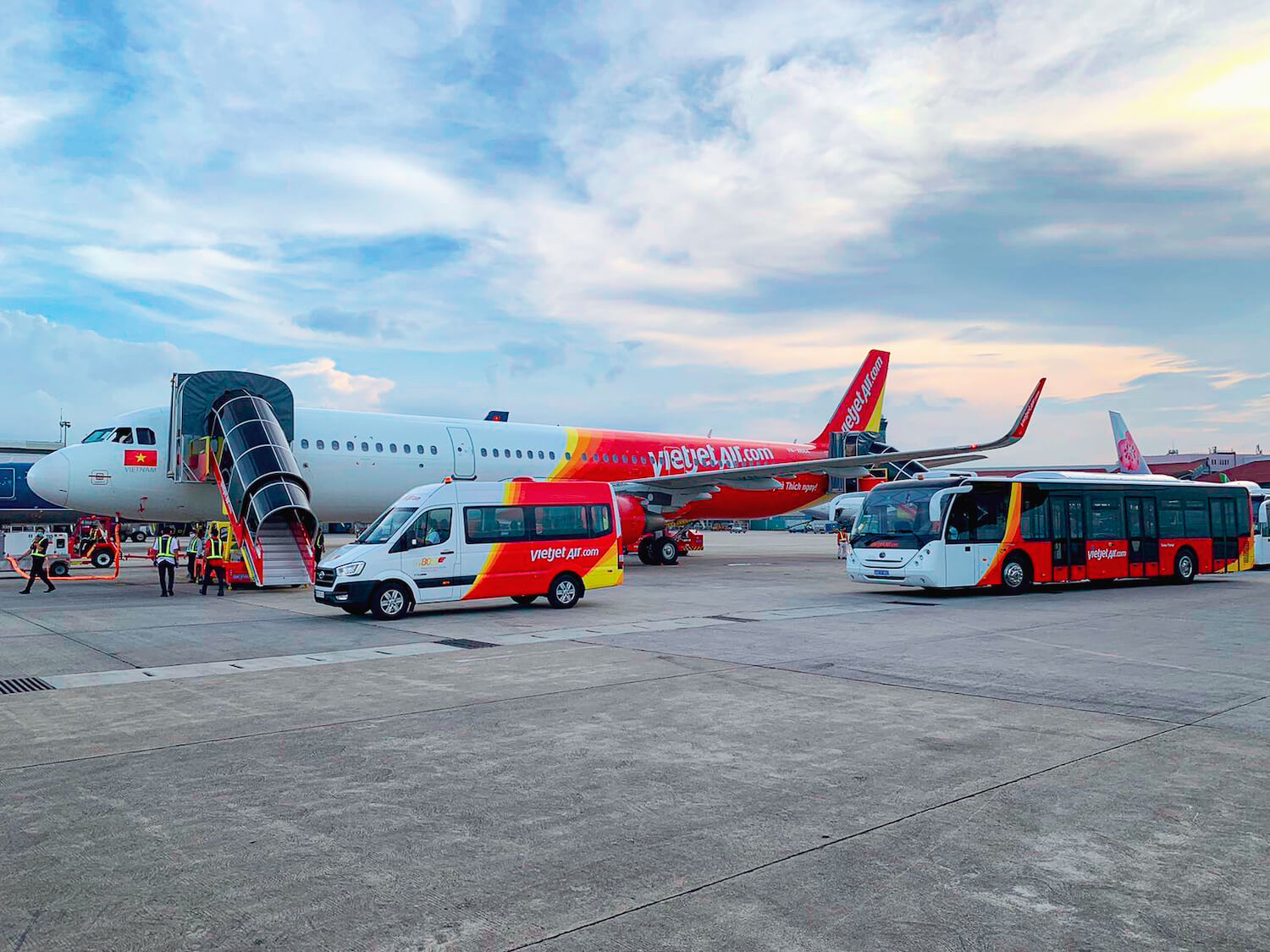 [Giải đáp] Mỹ phẩm có được mang lên máy bay Vietjet không? | Vietjet Air
